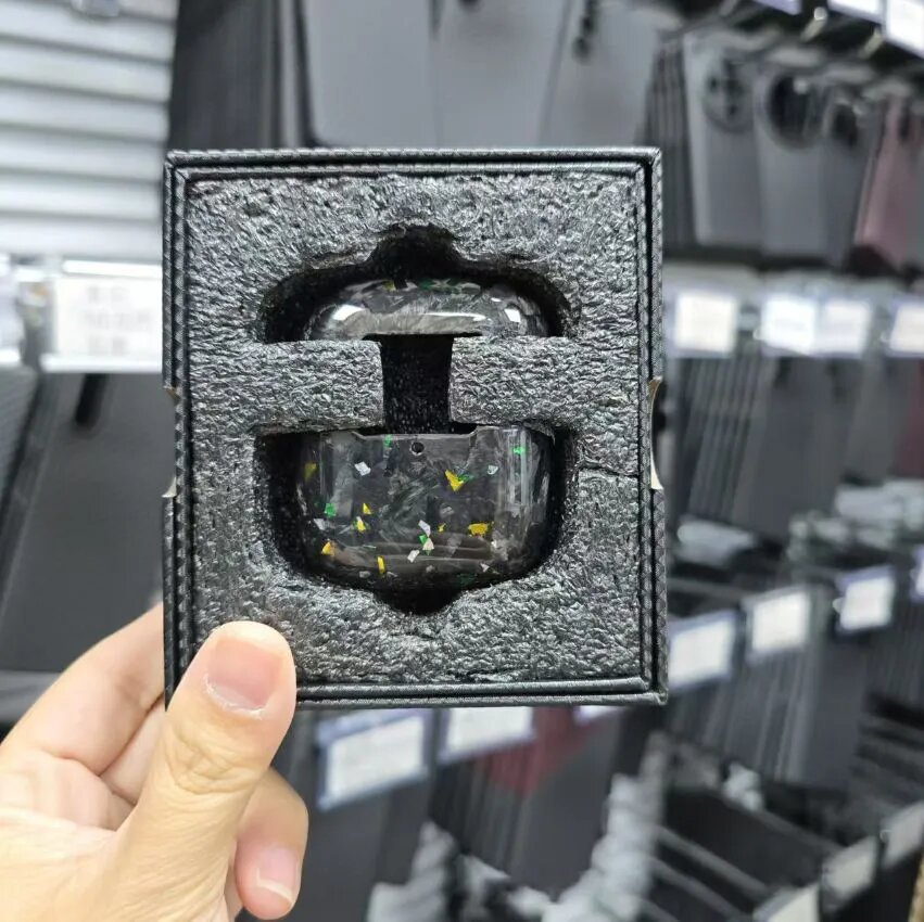 Эксклюзивный чехол из аутентичного карбона для Airpods 4, обеспечивающий ультратонкую защиту