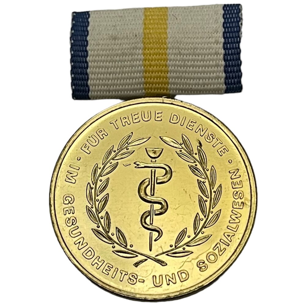 ГДР, медаль "За службу в сфере здравоохранения и социальной защиты" 30 лет 1973-1990 (магнитится)