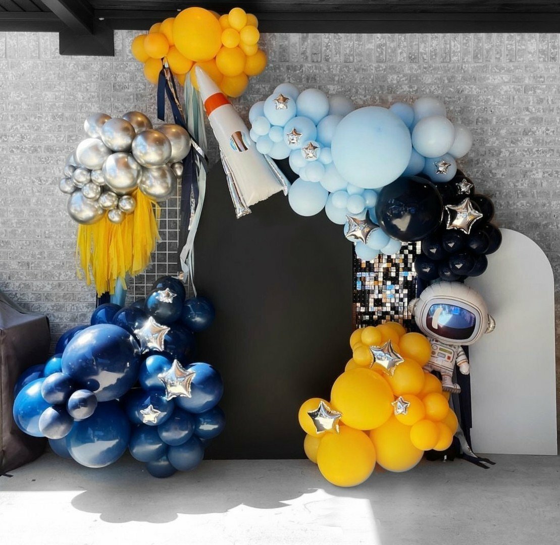 Фотозона "Современная ракета и далекий космос"