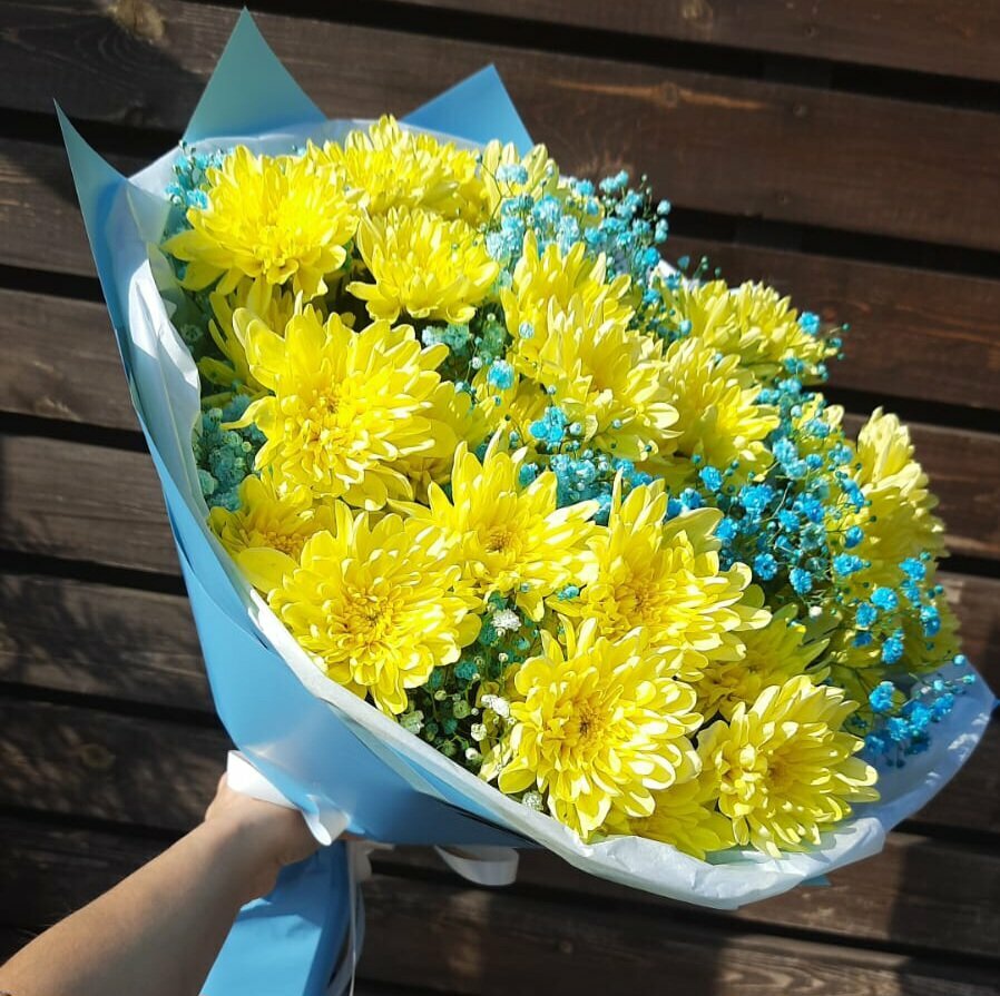 Букет "Лучик", размер М, высота 50 см, хризантема с радужной гипсофилой