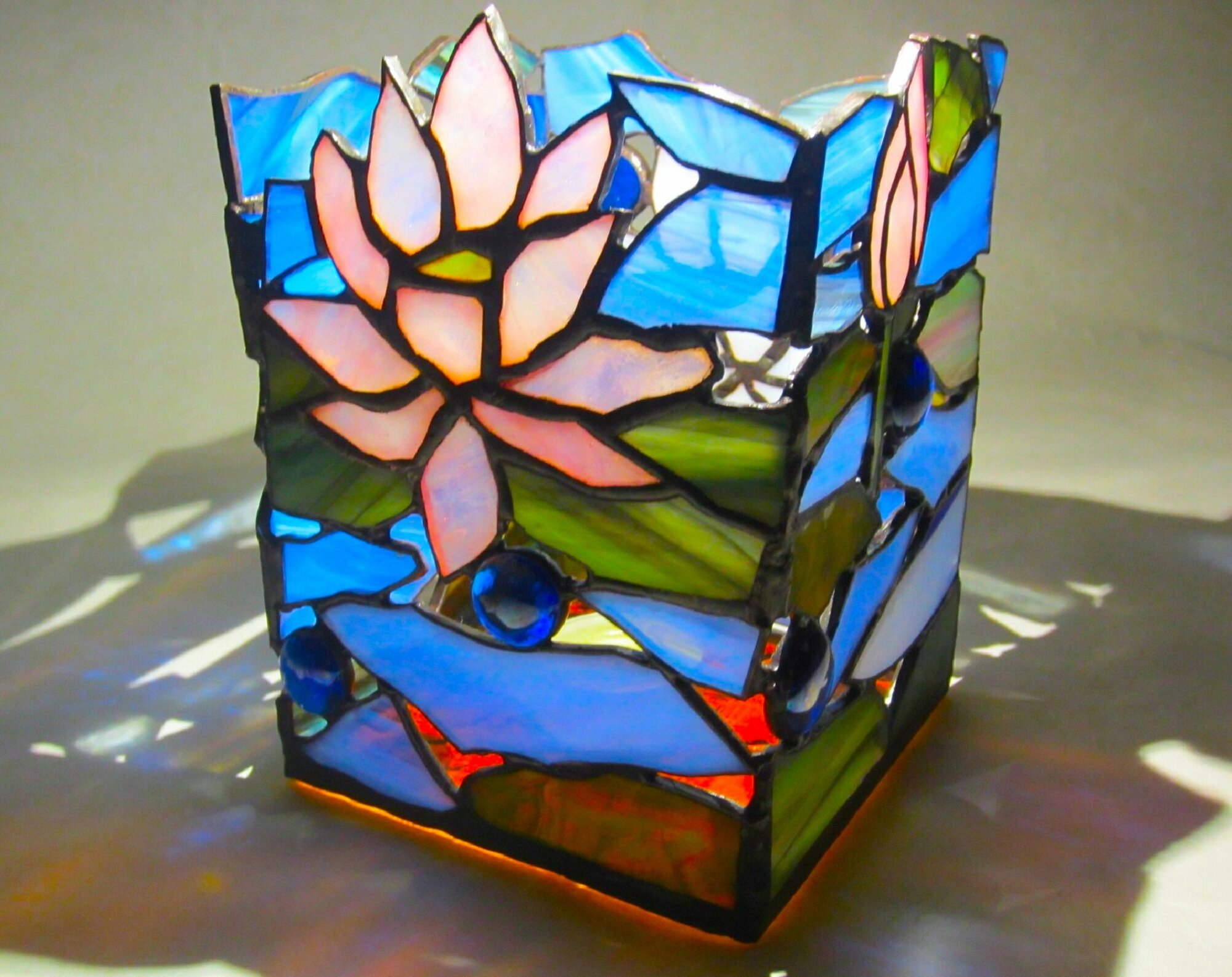 Витражный подсвечник "Лотосы" в технике Тиффани из цветного стекла