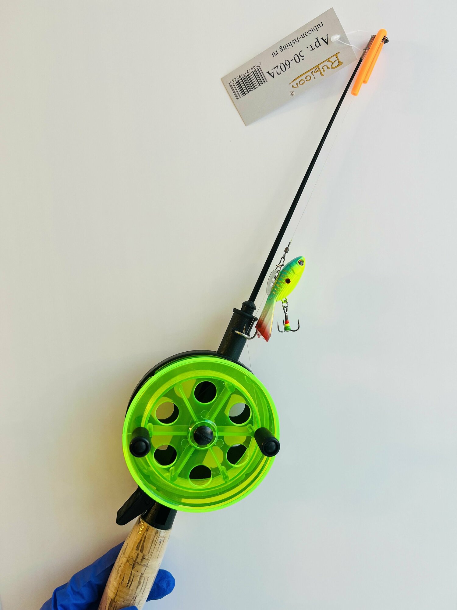 Зимняя удочка в сборе с приманкой.