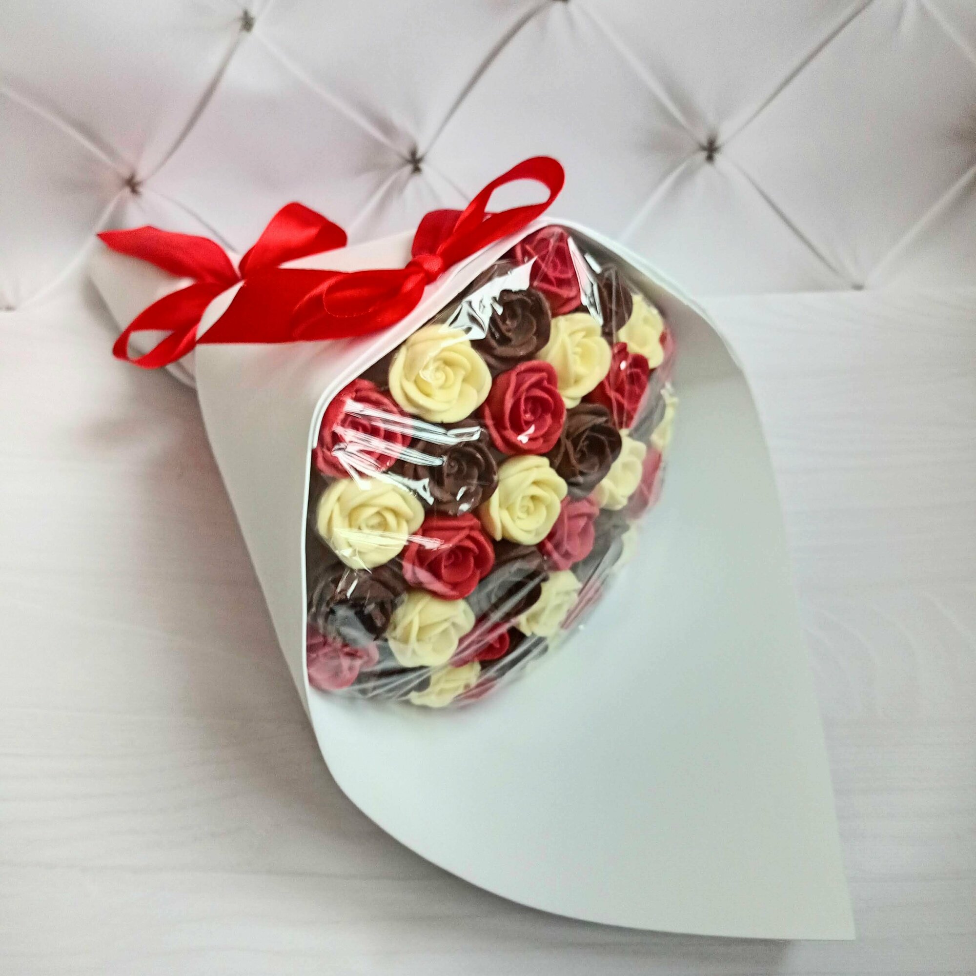 Сладкий букет шоколадный из 37 шоколадных роз ТД НебыковА 444 г белый молочный