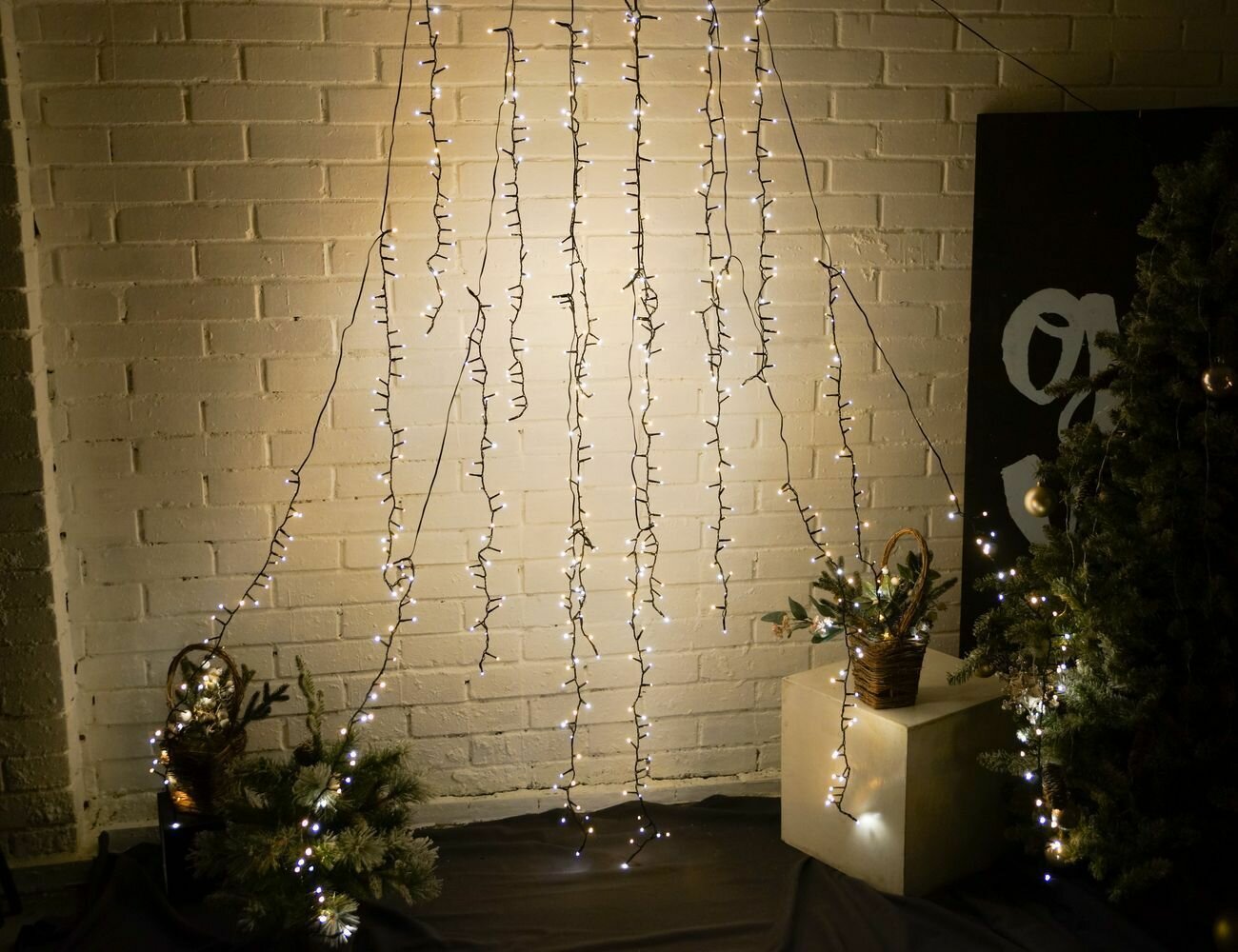 Гирлянда на дерево каскад огоньков, 576 тёплых/экстра тёплых белых LED-огня, 18 'нитей' по 80 см, чёрный провод ПВХ, уличная, Kaemingk 493552