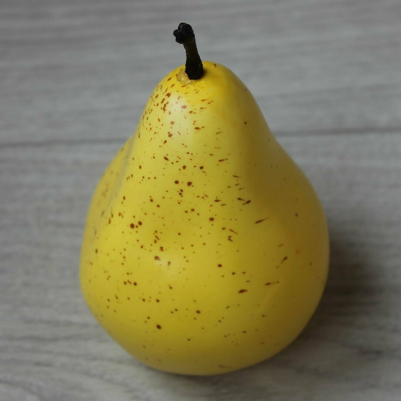 Искусственный декоративный фрукт Груша, 8см / Муляж груши и фруктов