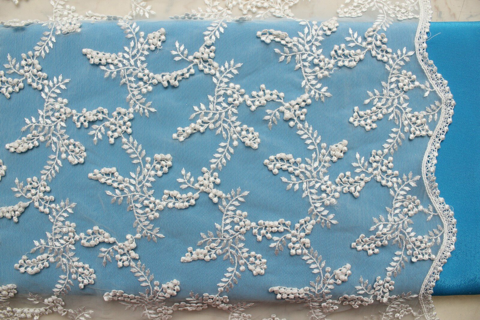 Ткань Вышивка на сетке светло-молочная с каймой, ш90см, 0,5 м