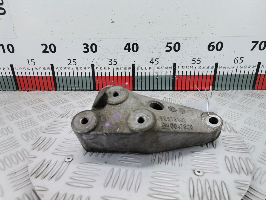 Кронштейн (крепление лапа траверса) кпп Opel Zafira A 90538555 арт. 1903569