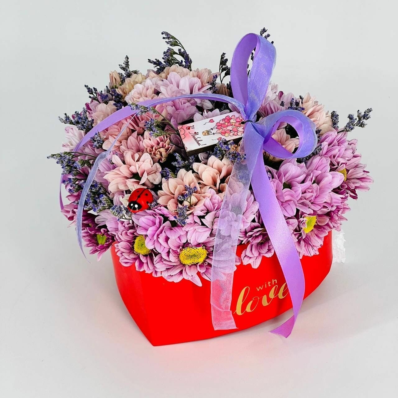 Хризантема ромашковая в коробке сердце