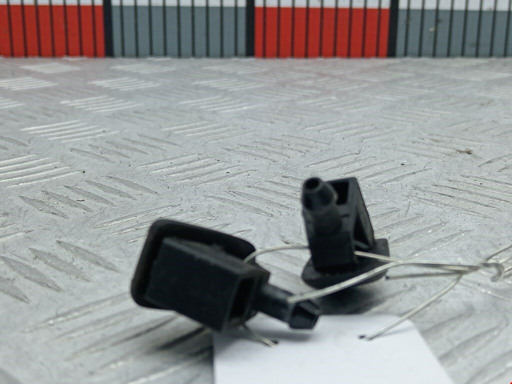 Форсунка омывателя лобового стекла Volkswagen Polo 3 3B0955985C арт. 2061506