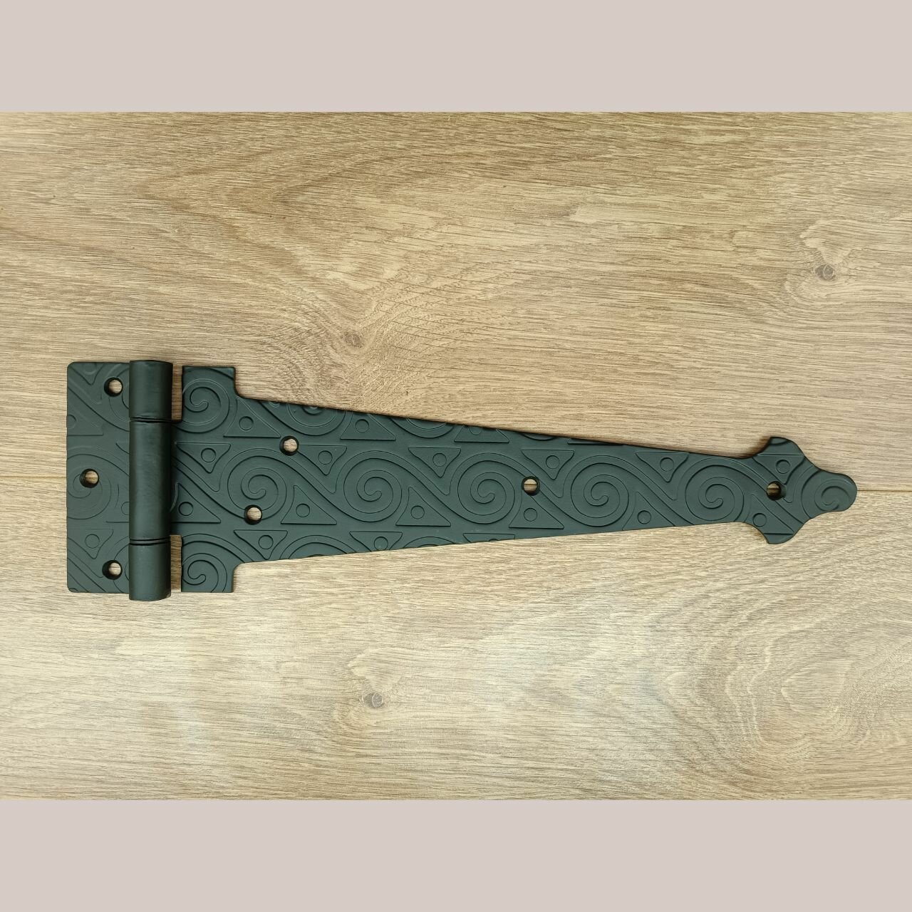 Петля стрела для двери, ворот фигурная ПС-400 мод.3 /кованая/ серия ярославль (черный)