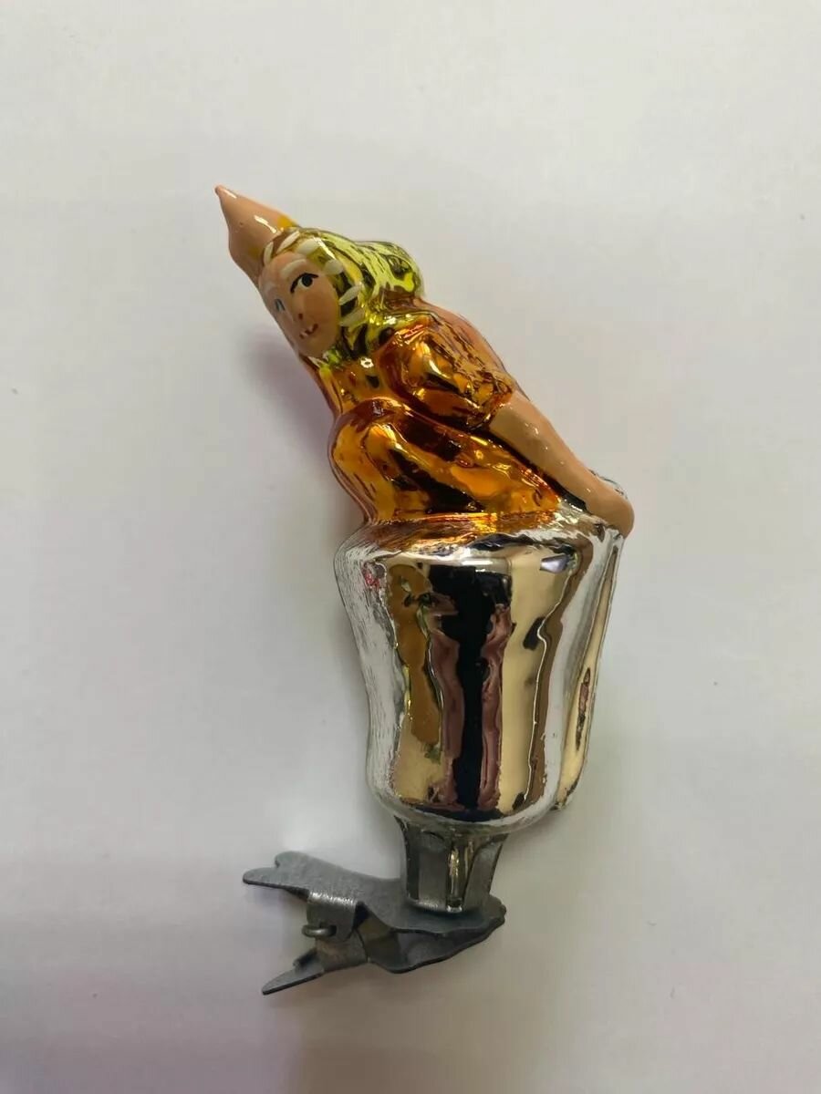 Игрушка на елку Баба яга в ступе 8см ( современная уменьшенная копия игрушки 1960-х гг)