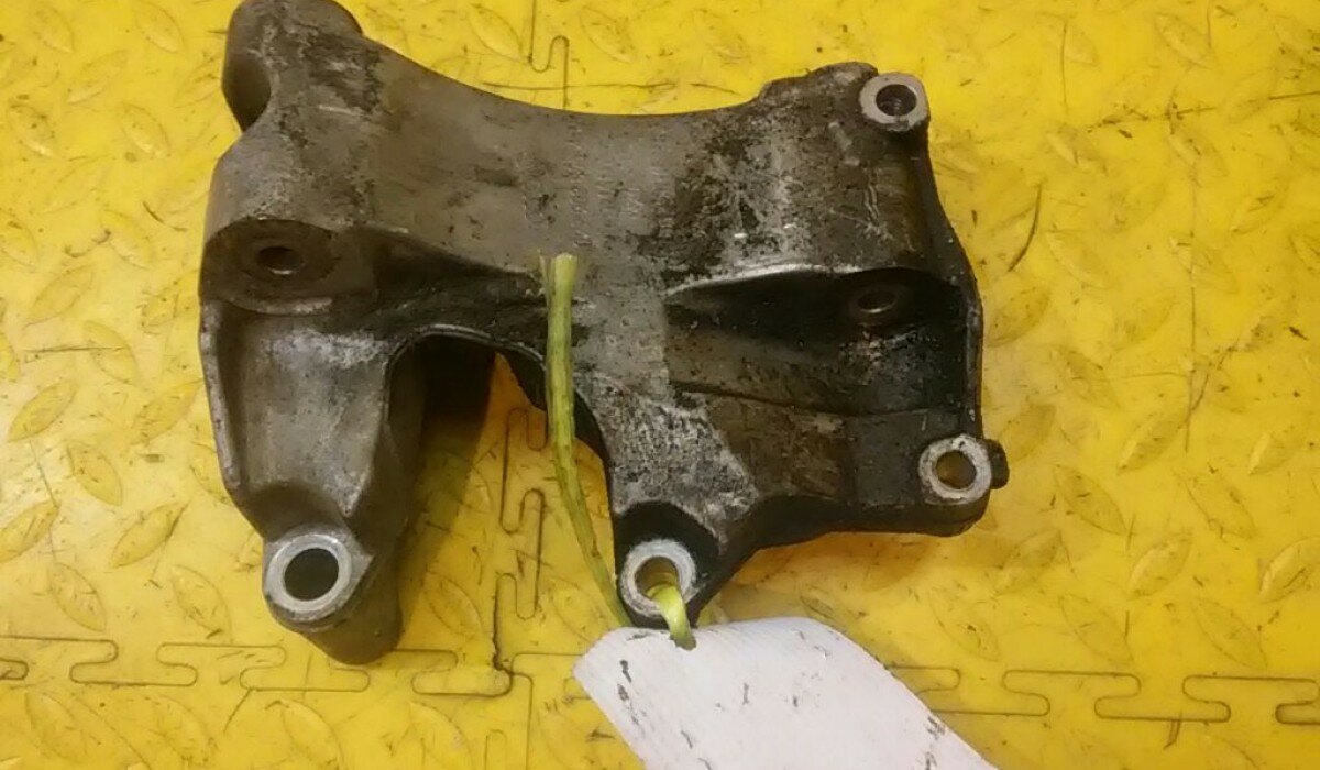 Кронштейн генератора A8 (D3,4E) Audi 079903805AD