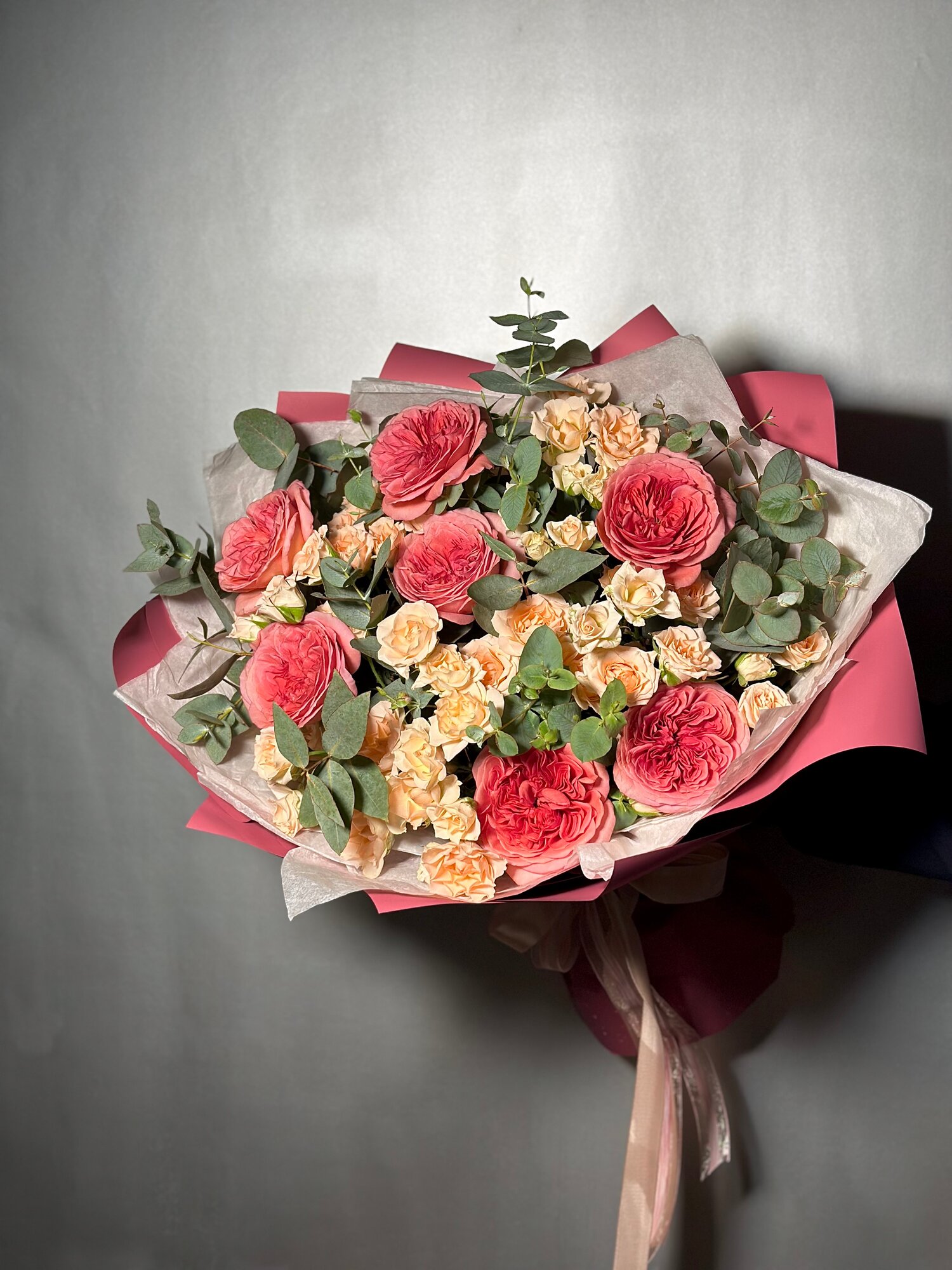Авторский букет из 7 одноголовых пионовидных роз и 8 кустовых роз, с добавлением эвкалипта