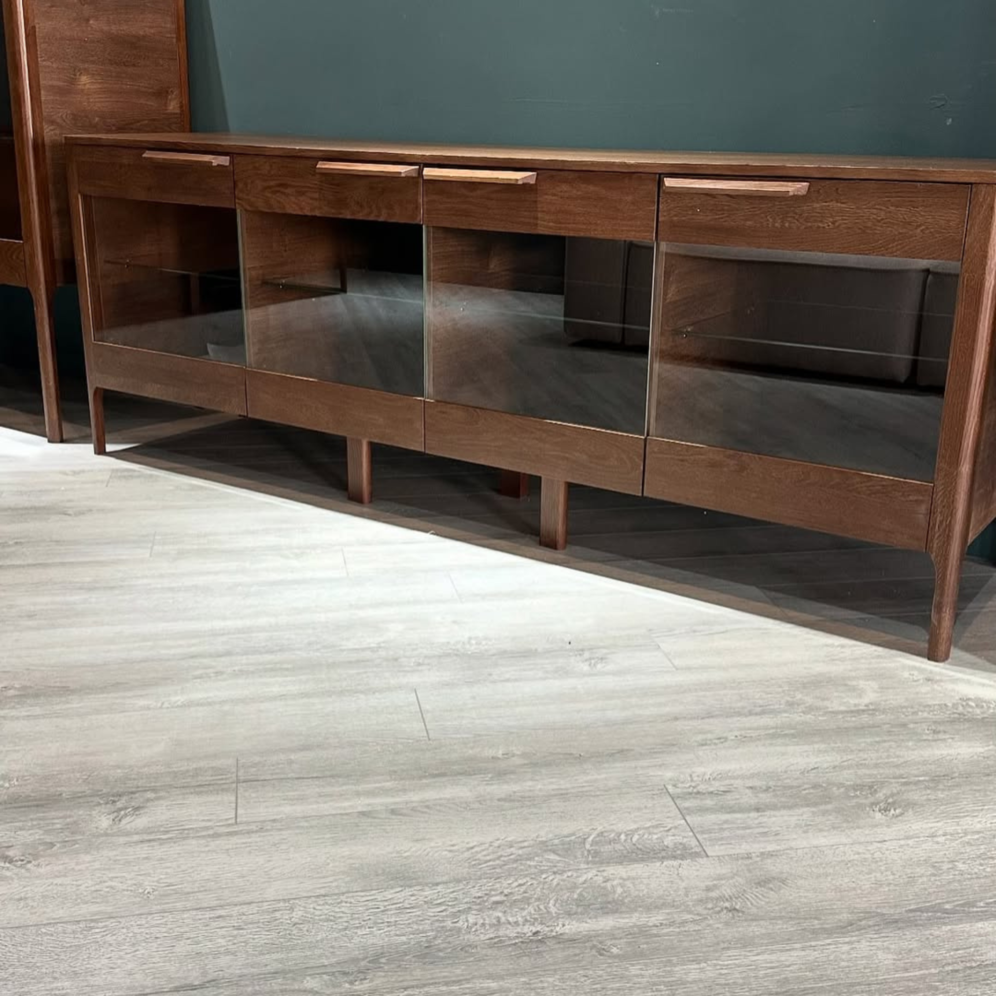 Тумба D4 C ВМФ-2714 «Enzo» (Энзо), Беларусь, 4 двери, на ножках, массив дерева, шпон, стекло, цвет дуб Бостон