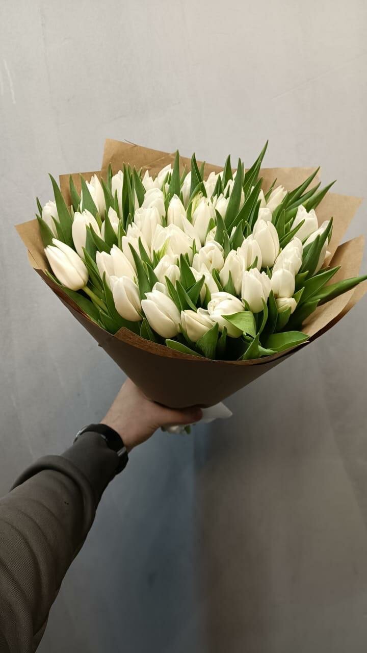 Эффектный букет из 49 белых тюльпанов в упаковке с доставкой