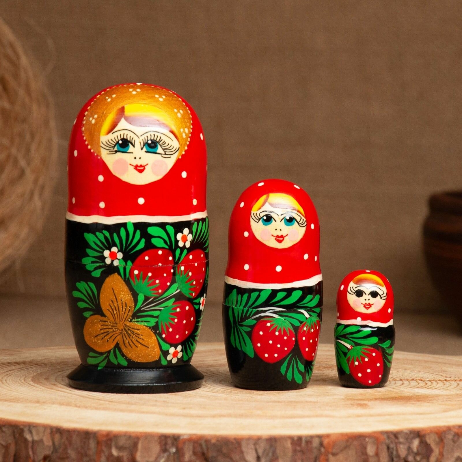 Матрёшка "Земляничка", красный платок, 3 кукольная, 10 см