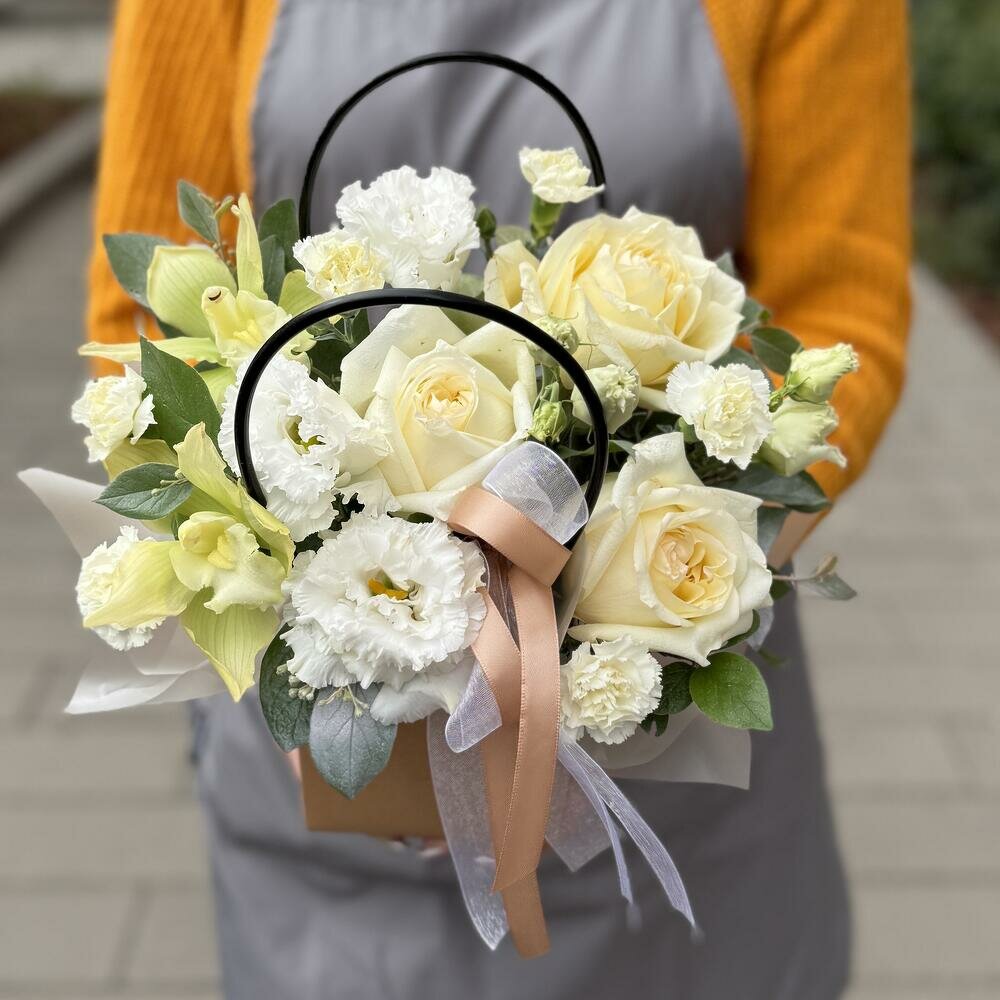 Крафтовая сумочка с розами, орхидеями и эустомой - ROMAN ROSE