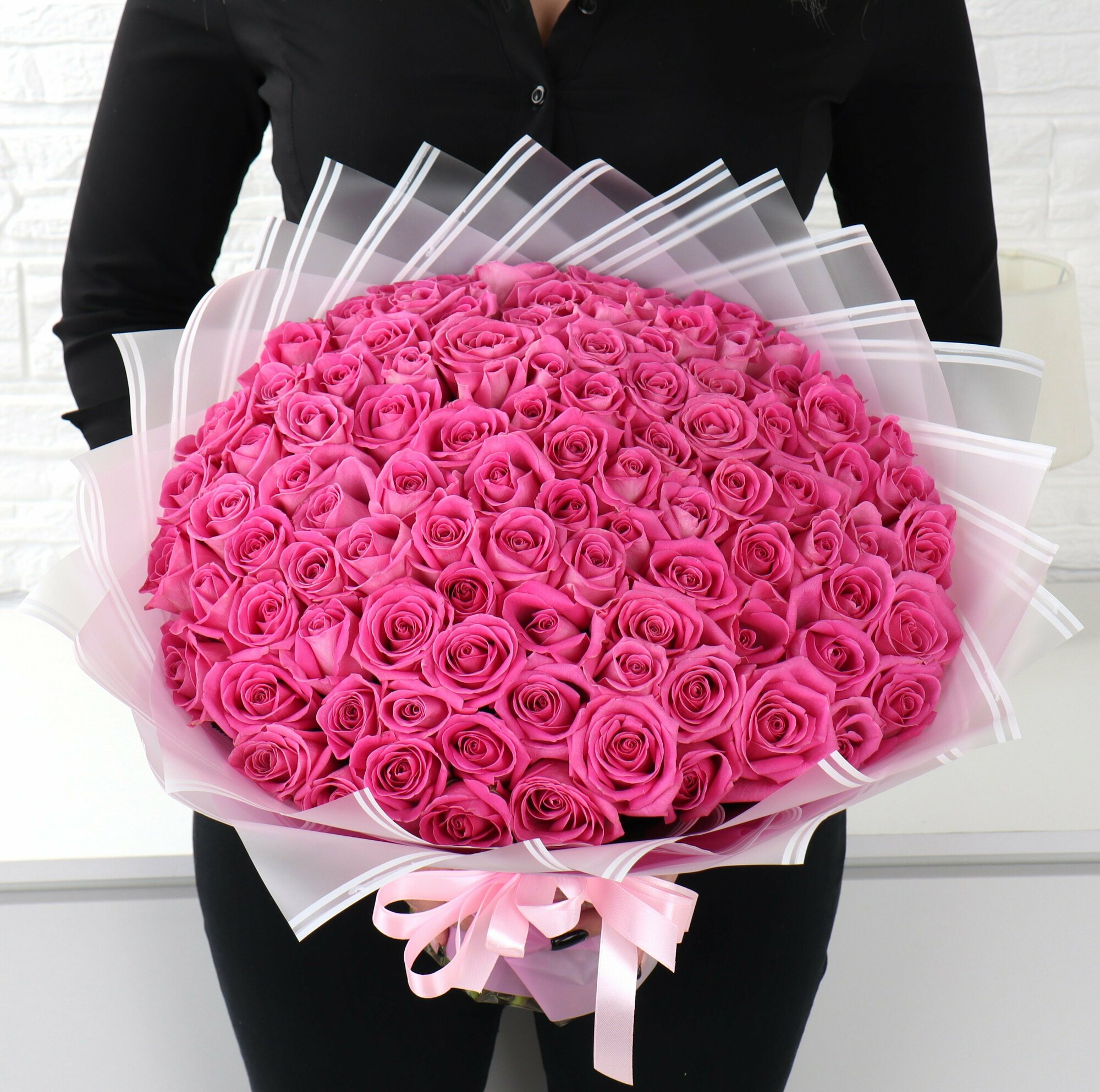 Монобукет THE FLOREAL розовая роза 101 штука, высота 40 см, с бантом