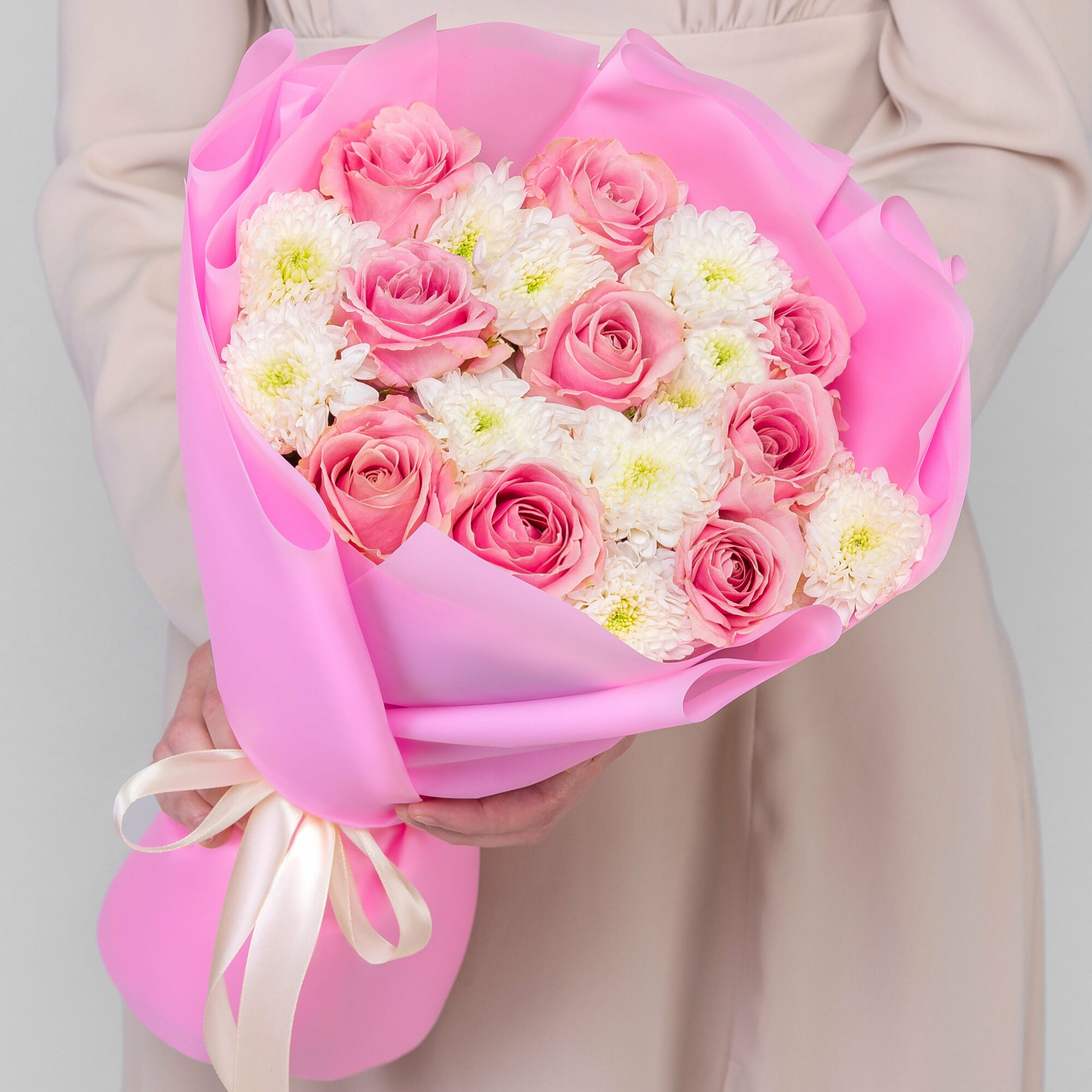 Дуо-букет Мегацвет24 "Роза Пинк Аваланж и Хризантема кустовая", розовый/белый, дизайнерская упаковка