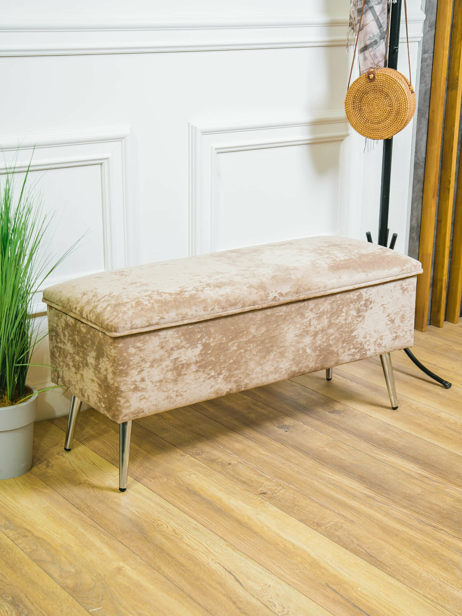 Банкетка пуф в прихожую, в спальню, на балкон, с ящиком и сиденьем, велюр капучиноскандинавская с металлическими ножками