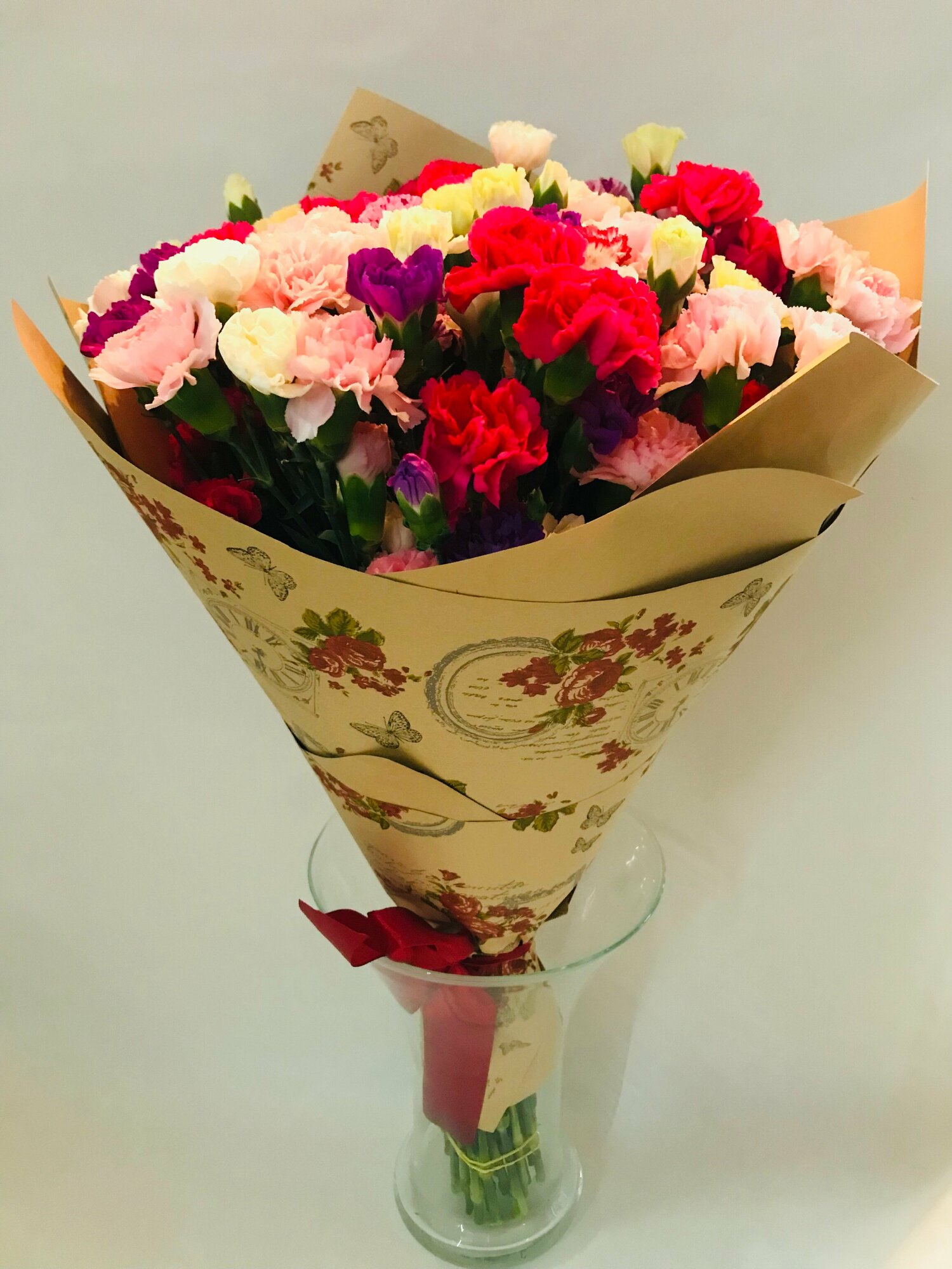 Букет из 29 свежих, кустовых гвоздик микс, 55 см+ в упаковке крафт, атласный бант.