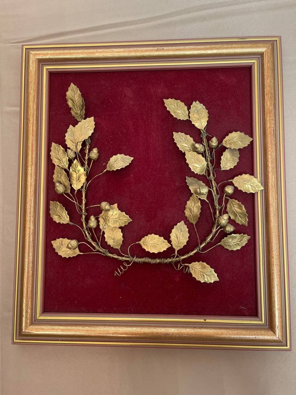 Дубовая ветвь в раме