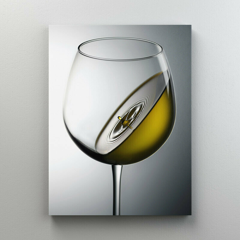 Интерьерная картина на холсте "Белое вино в бокале - капля", размер 22x30 см