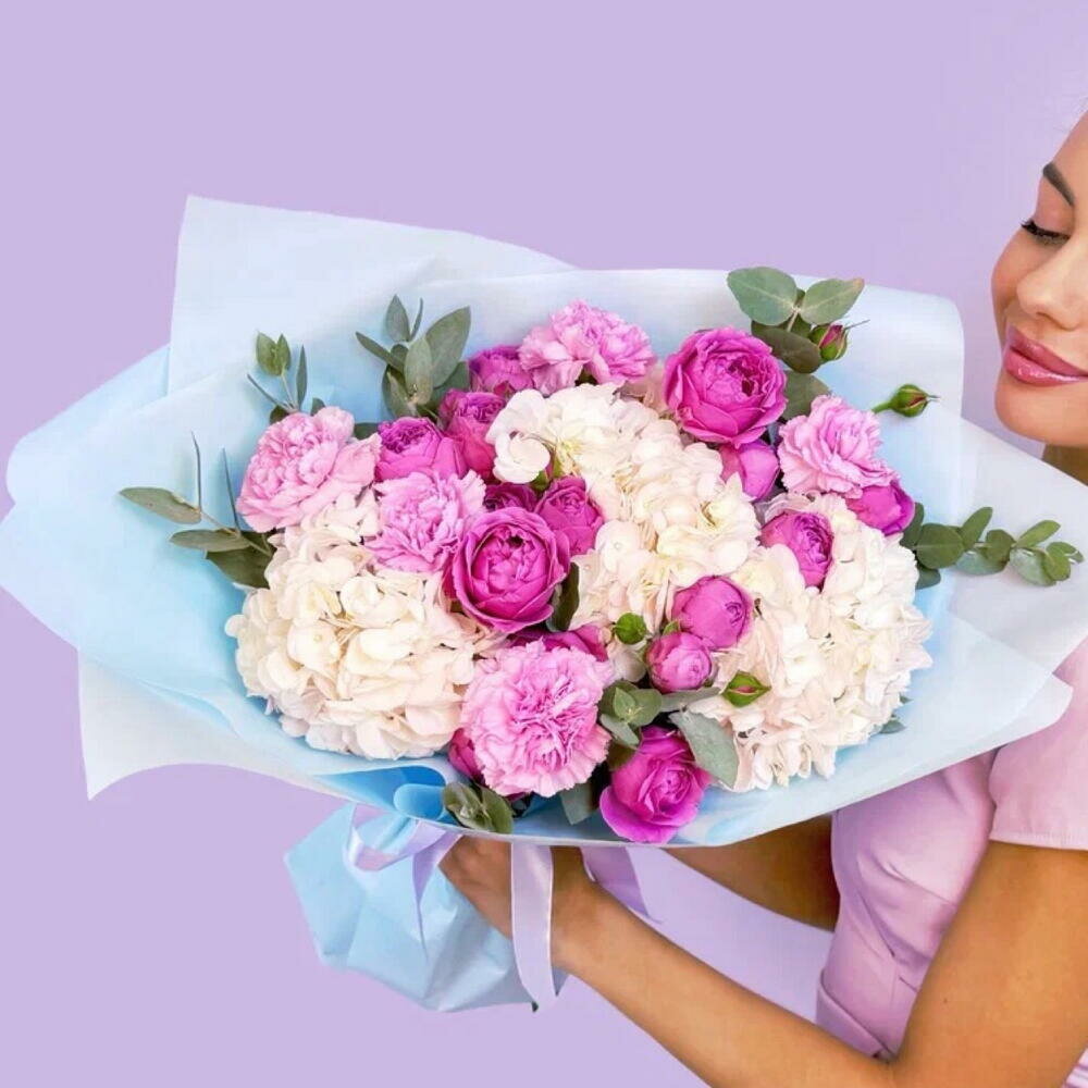 Букет Пионовидный малиновый шейк из кустовых пионовидных роз мисти баблз с гортензиями