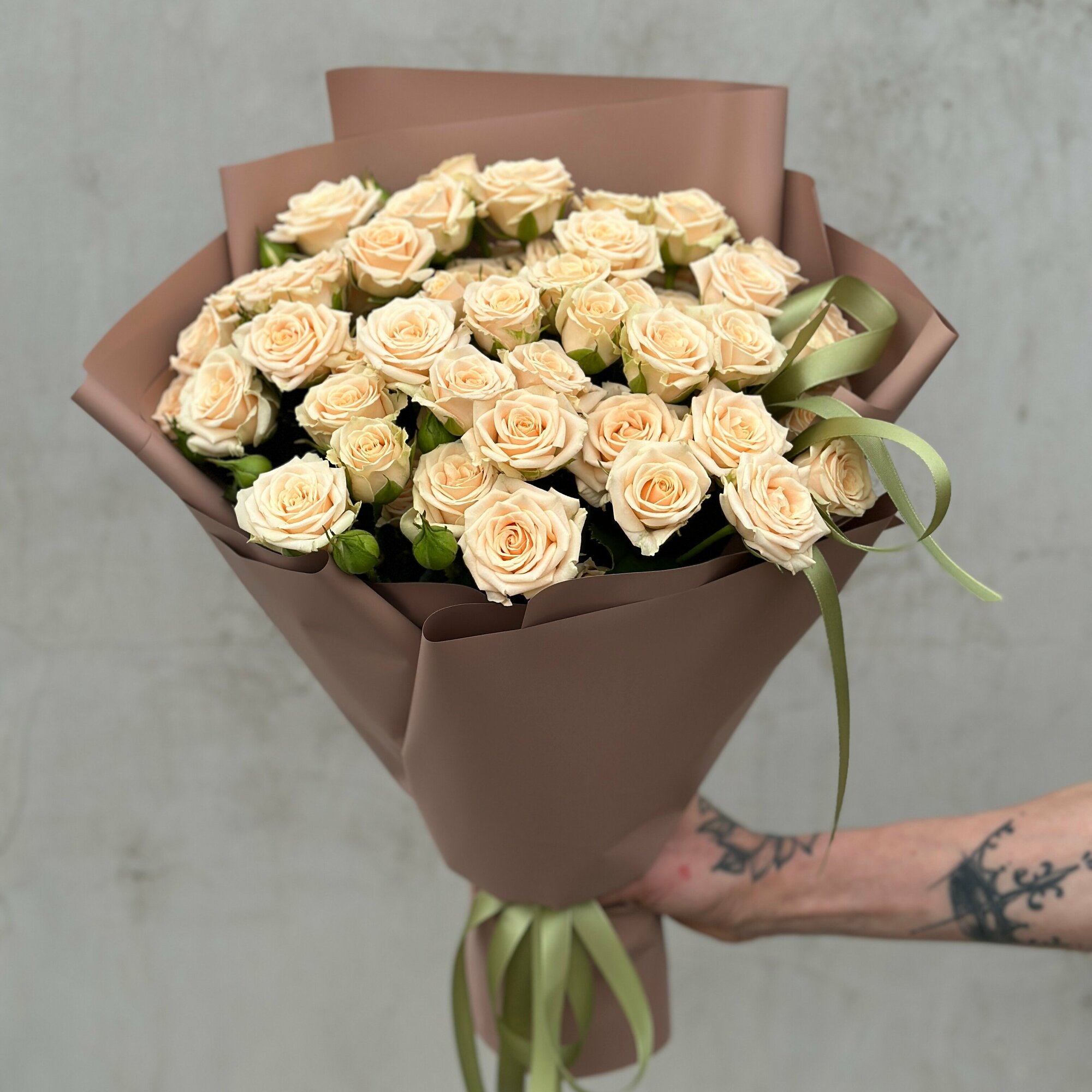 Букет цветов "Тея" из 15 кустовых кремовых роз /Арт. 829244 / Радуга Букет