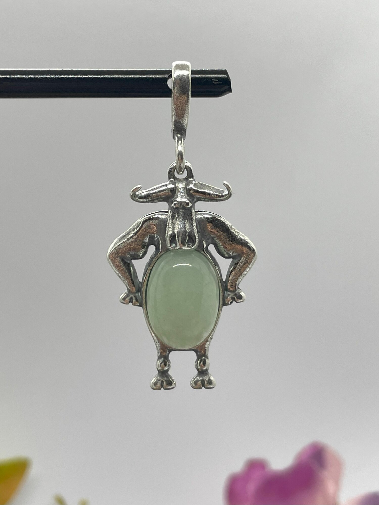 Подвеска, нефрит