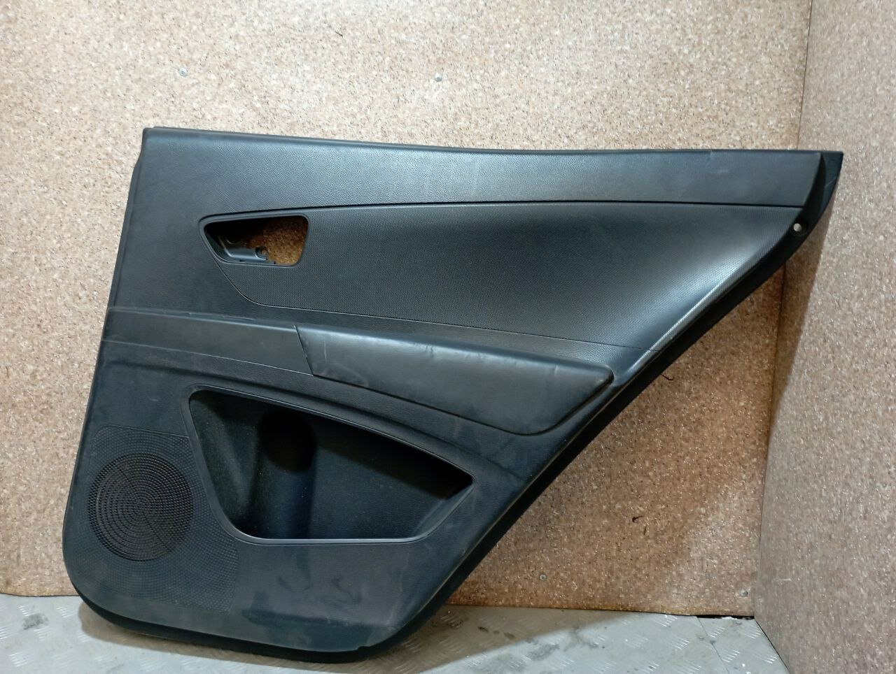 Б/У Обшивка двери задней правой, SsangYong (Сангйонг)-ACTYON (10-) SSANGYONG ACTYON (10-) -13 Трещина 563581 SSANG YONG а...