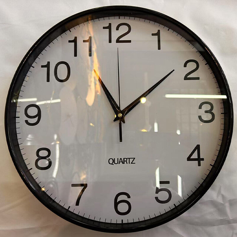 Детские часы и наручные часы, висящие на стене гостиной, украшение домашней модной комнаты, стол без перфорации