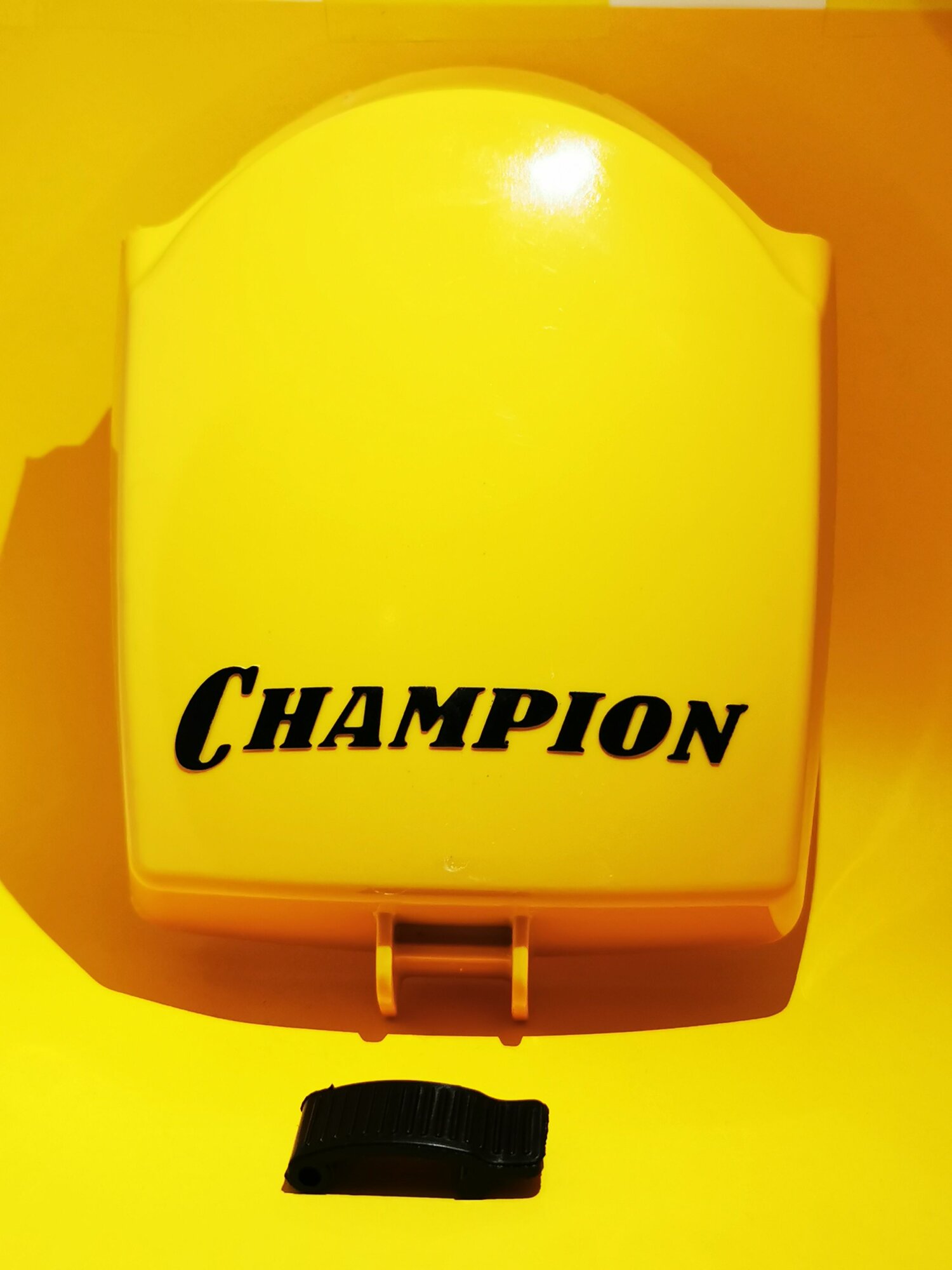 Крышка воздушного фильтра бензопил Champion 246, 251, 256 (с защелкой) YD520016-16301