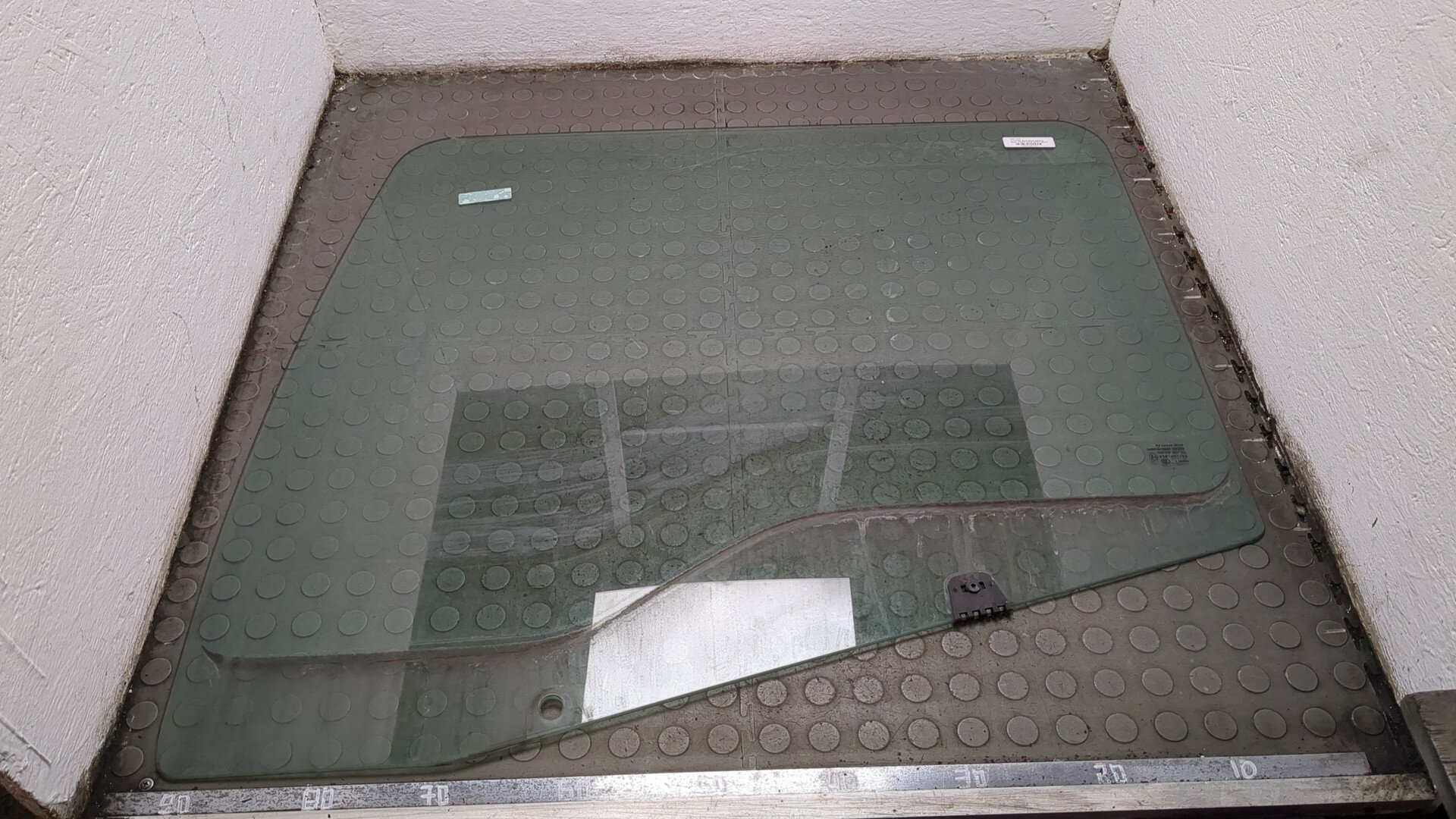 Стекло боковой двери левое переднее Man TGM Б/У