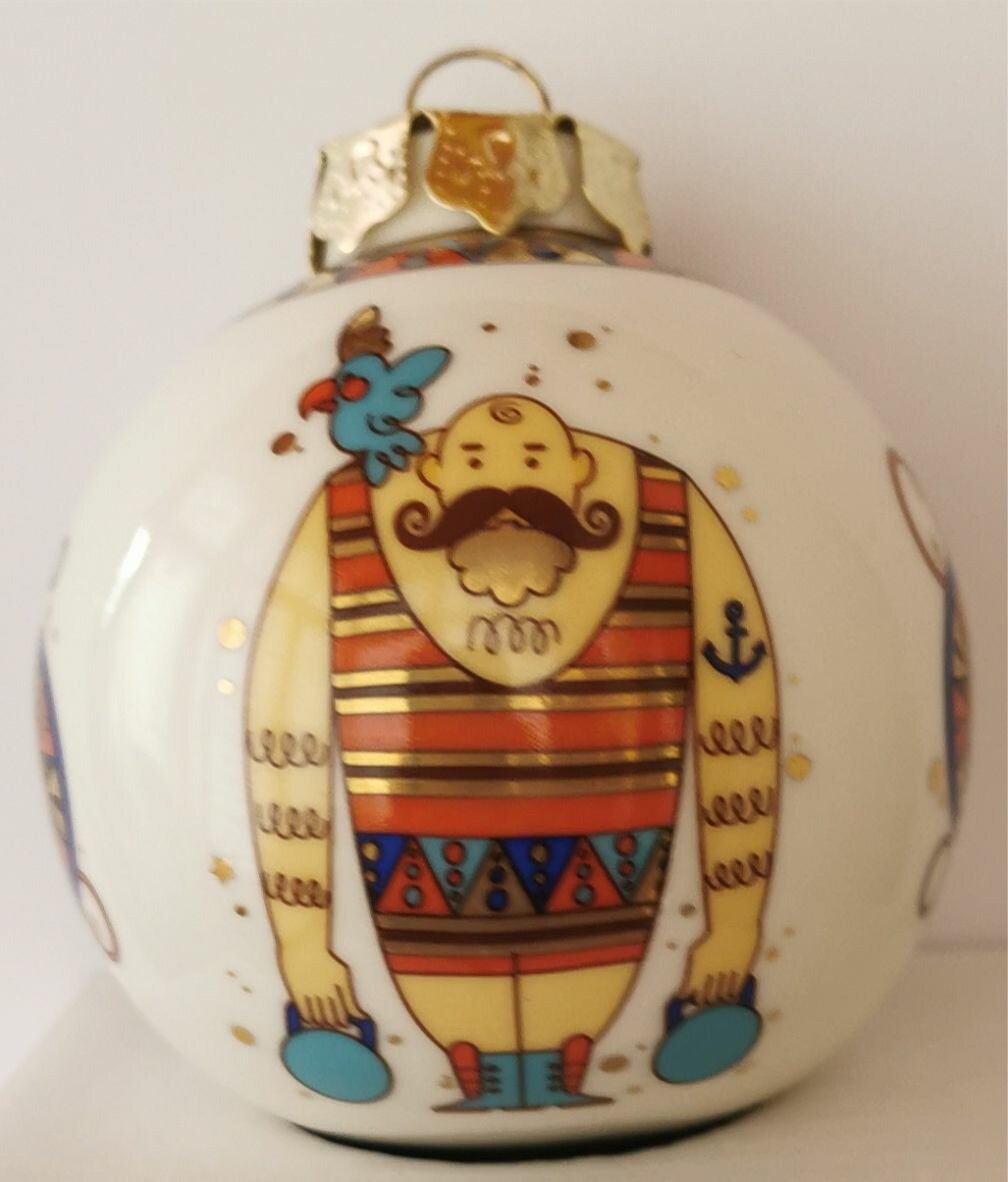 ШАР фарфоровый Новогодний на ёлку-"русский цирк - силач" диаметр-65 мм, в картонной коробке.