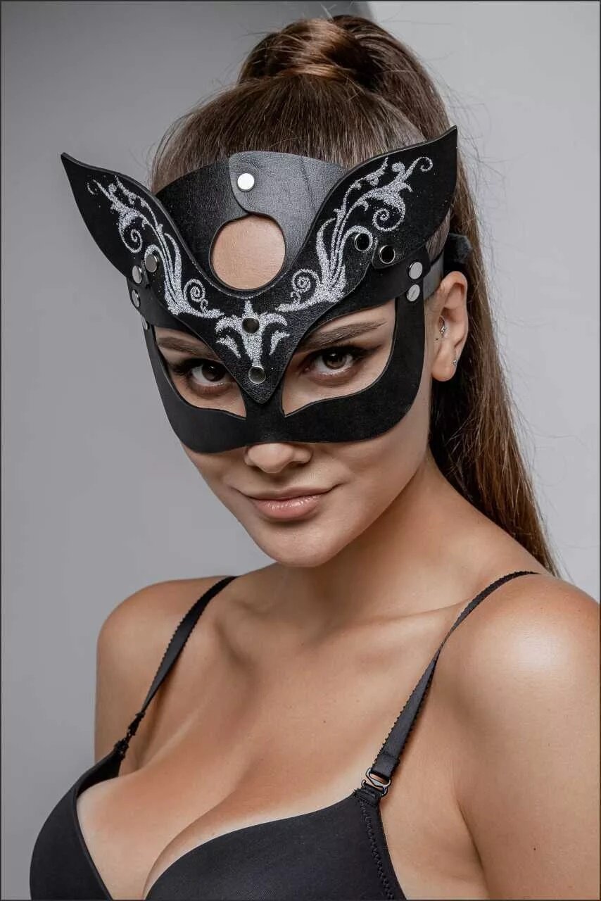 Маска "Кошечка c серебряным фигурным напылением"