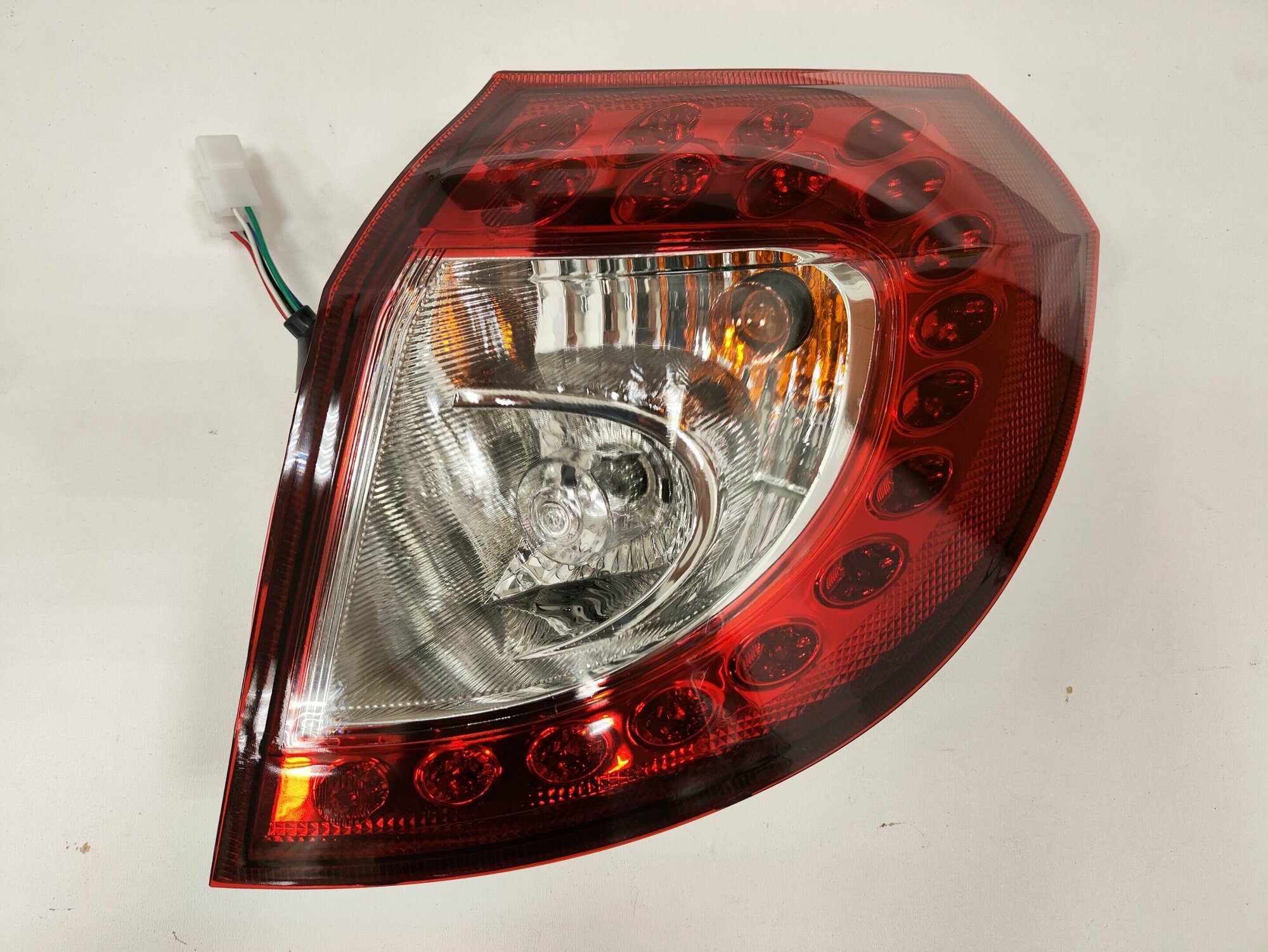 Фонарь задний правый Geely Emgrand X7 [2.0 16V 5MT внедорожник] 1017001041