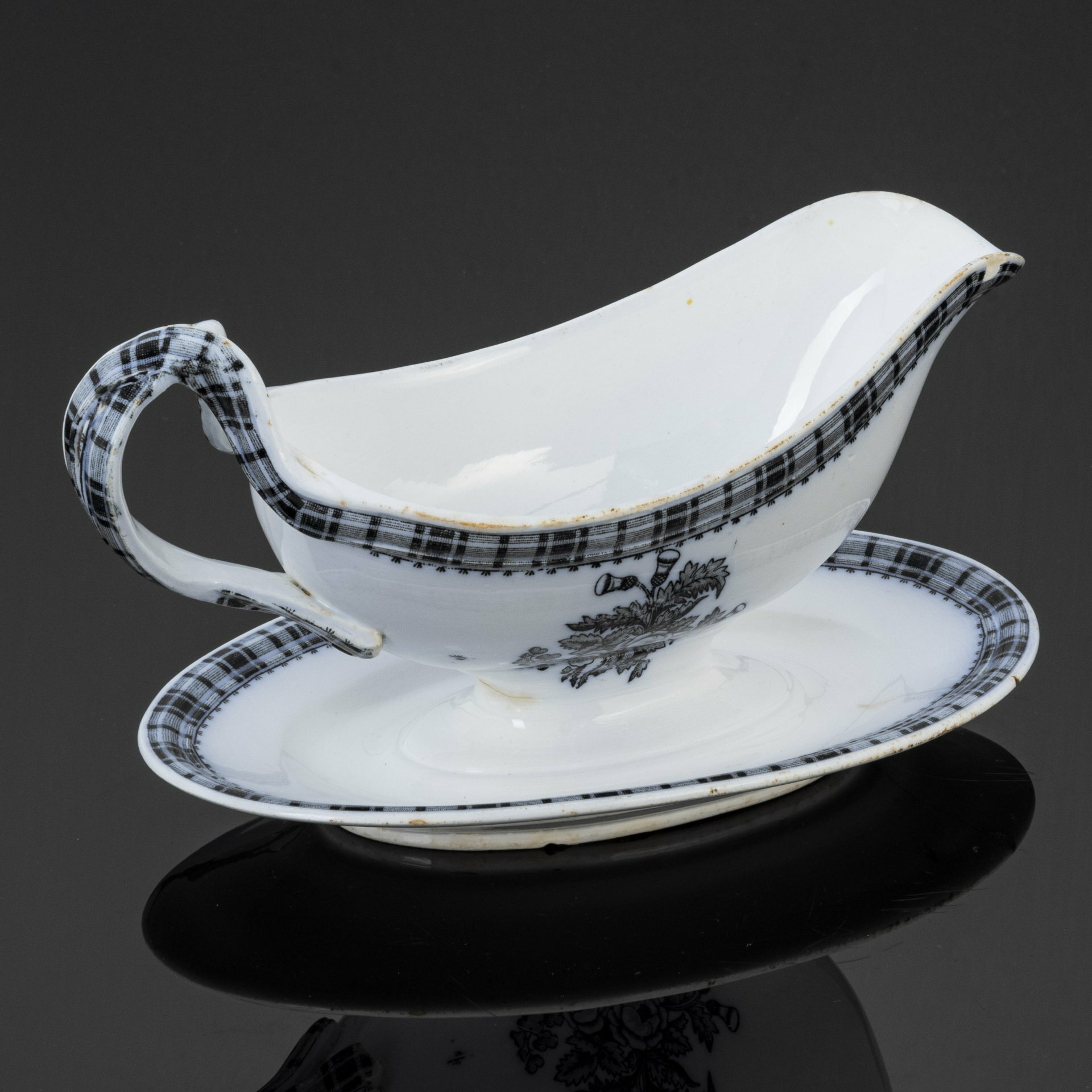 Соусник, украшенный изображением букета, фаянс, деколь