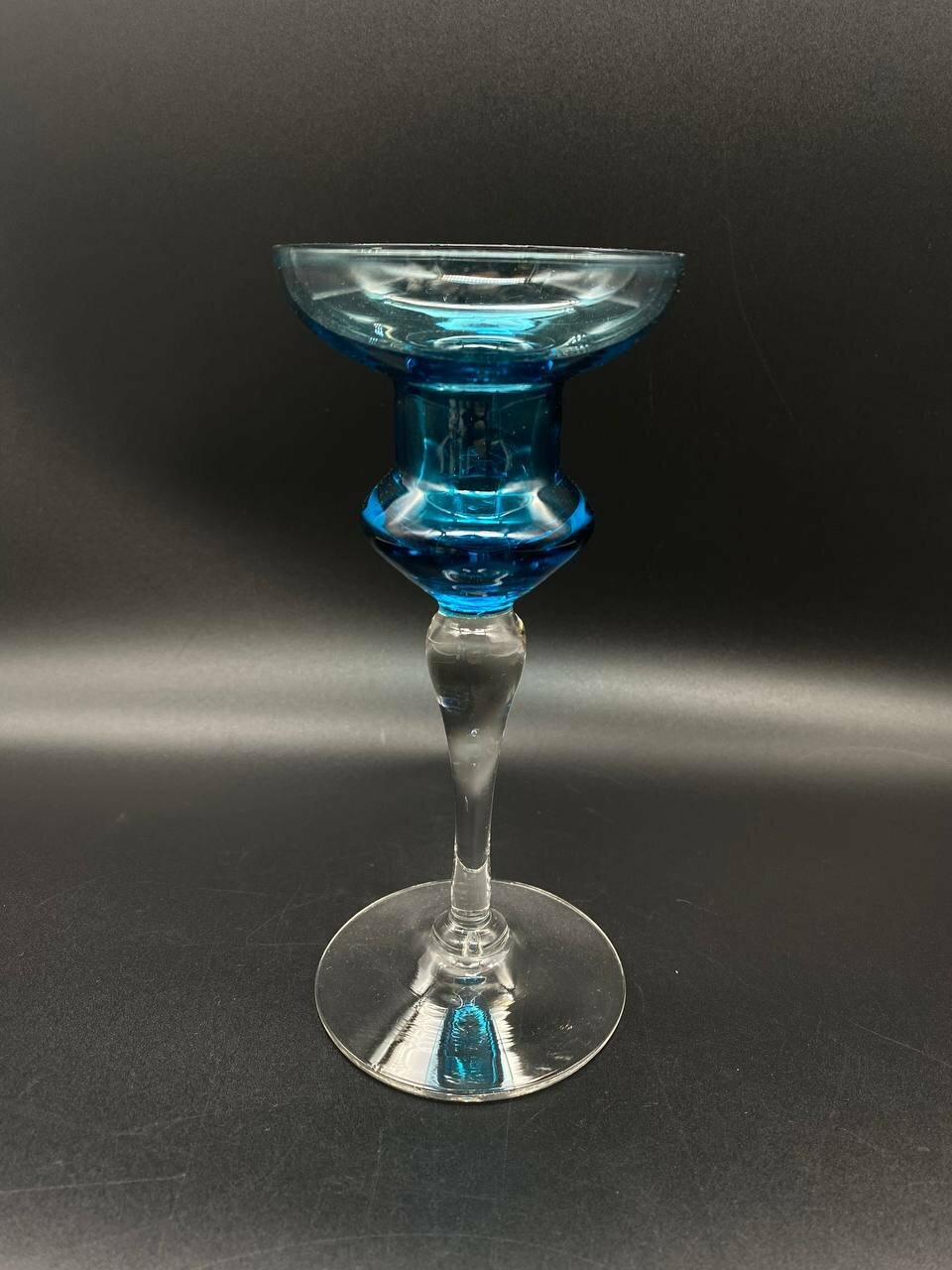 Подсвечник на одну свечу с фигурной ножкой, цветное стекло, Европа, 1990-2010 гг.