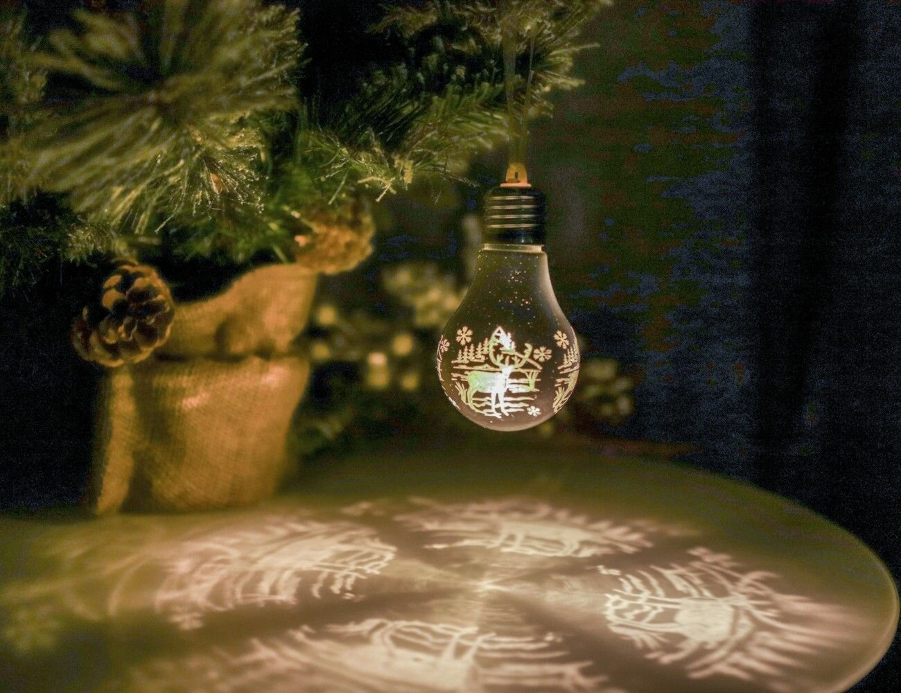 Светящийся елочный шар-лампа олень на опушке, пластик, 6 см, теплые белые LED, на батарейках, Serpantin 196-0042