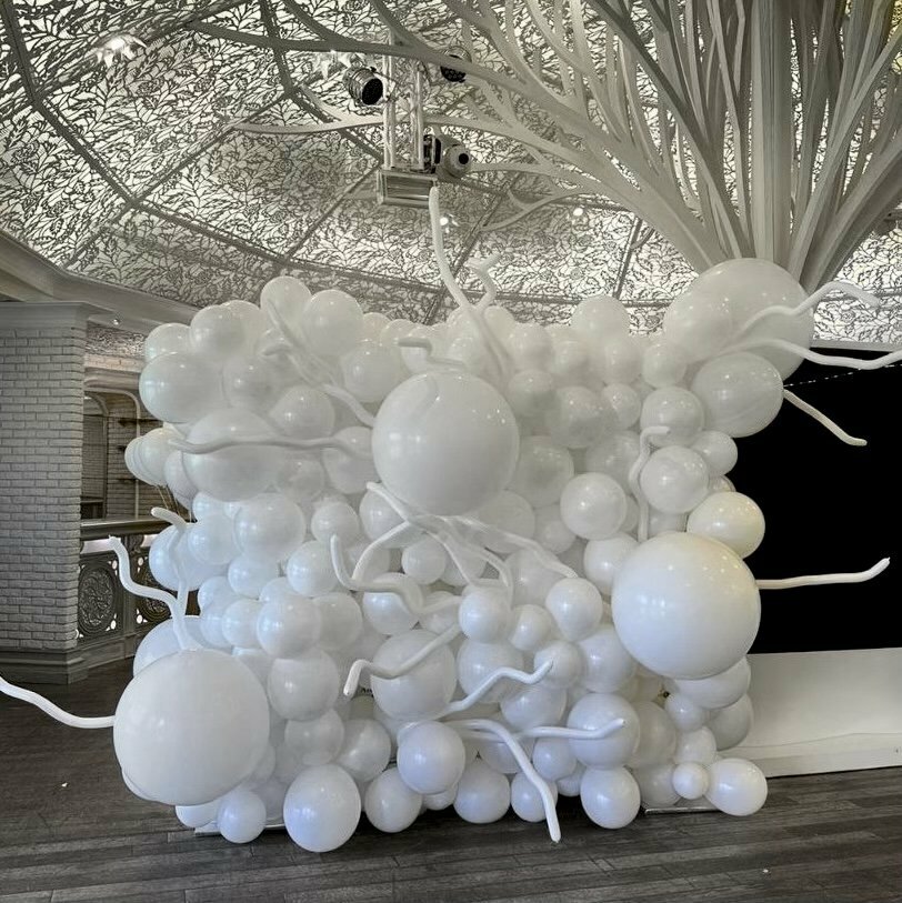 Белая фотозона из шаров «Воздушная стена»