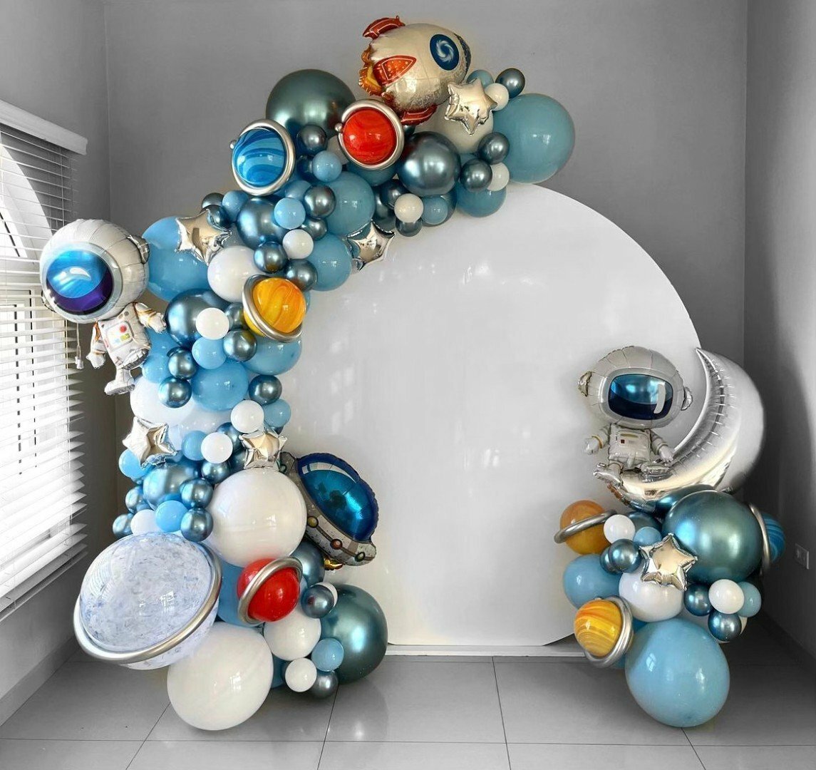 Фотозона из шариков космической тематики "Полет космонавтов и ракет"