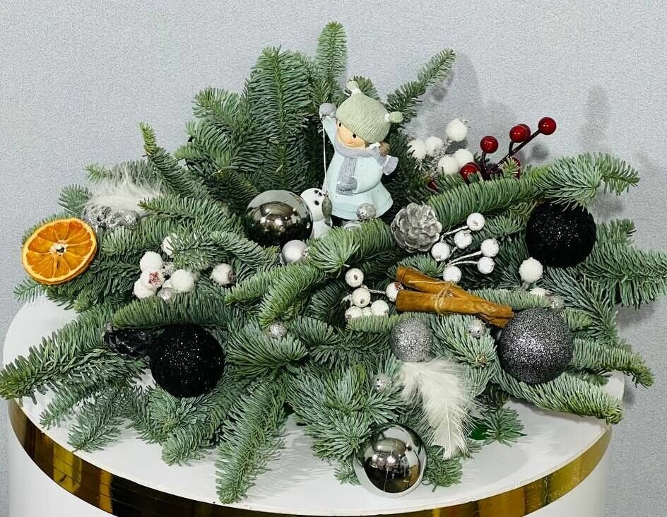Новогодний декор из елки с сувениром, нобилис, лапник