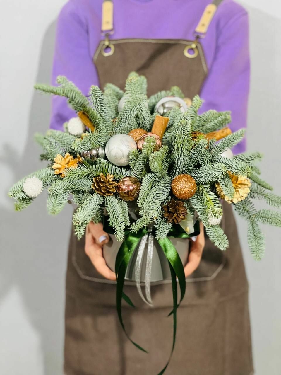 Новогодняя композиция из живой ели в коробке, нобилис, новогодний декор