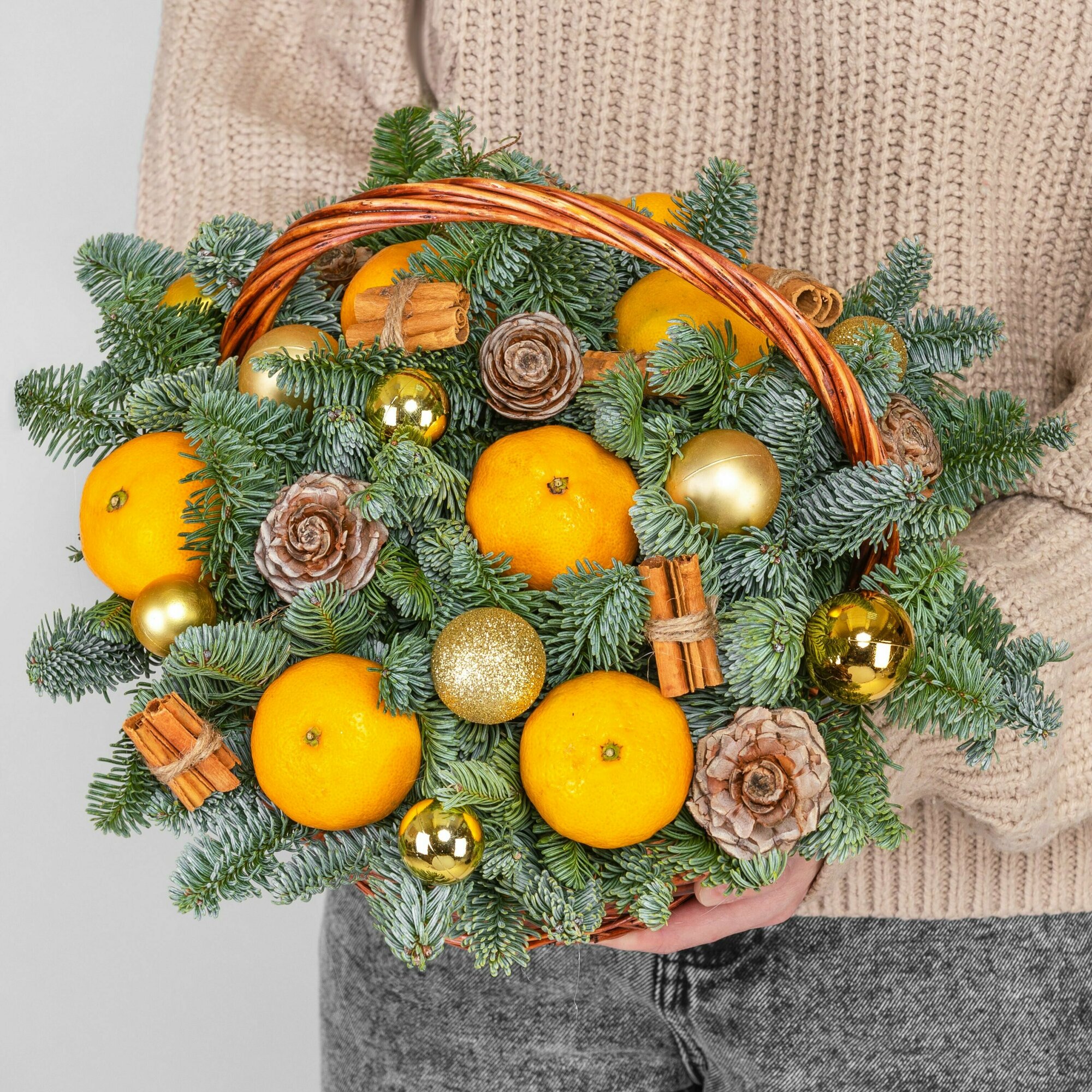 Новогодний букет Мегацвет24 "Морозное Утро", нобилис с мандаринами и украшениями в корзине