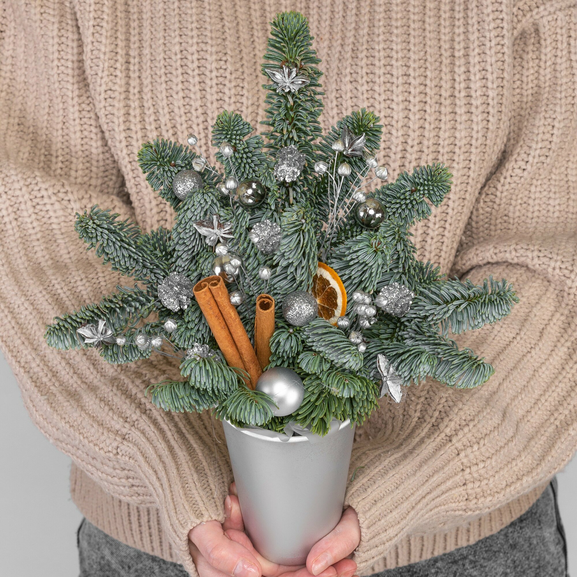 Новогодний букет Мегацвет24 "Серебряный", нобилис с украшениями в стаканчике