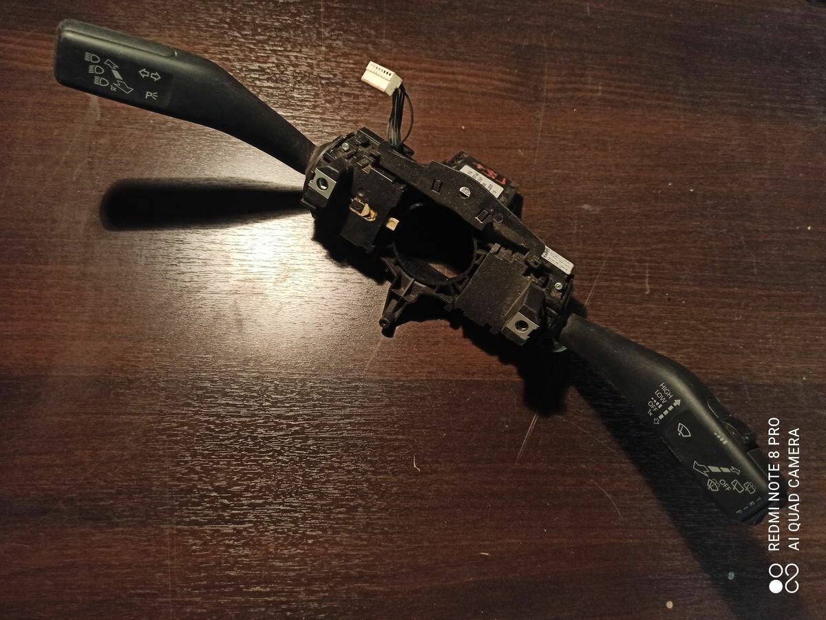 Блок под рулевых переключателей Volkswagen Golf 6