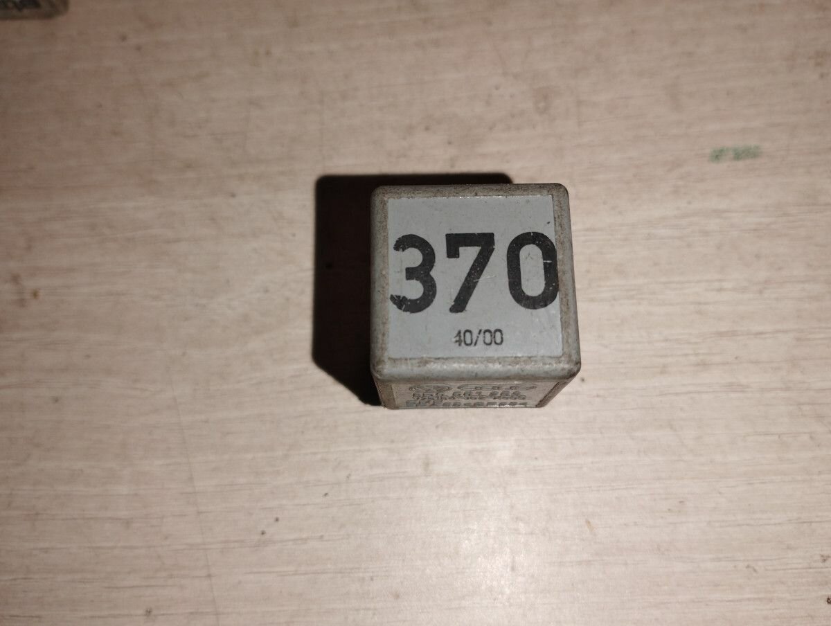 Реле 370 вентилятора Audi 100 C3 VAG 8D0951253