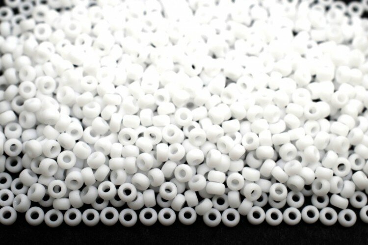 Бисер японский MIYUKI круглый 11/0 #0402F белый, матовый непрозрачный, 10 грамм
