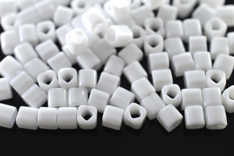 Бисер японский TOHO Cube кубический 4мм #0041 белый, непрозрачный, 5 грамм